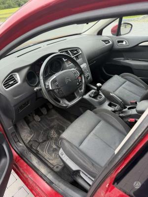Red Citroen C4 2013 in Kaunas, with an engine capacity of 1.56 L and mileage of 245 thousand km for 1899 €, photo 9 on AUTOMOTO.COM.LV