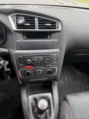 Red Citroen C4 2013 in Kaunas, with an engine capacity of 1.56 L and mileage of 245 thousand km for 1899 €, photo 13 on AUTOMOTO.COM.LV
