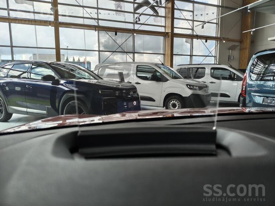 Red Citroen C4 2026 in Riga, with an engine capacity of 1.60 L and mileage of 0 thousand km for 38950 €, photo 9 on AUTOMOTO.COM.LV