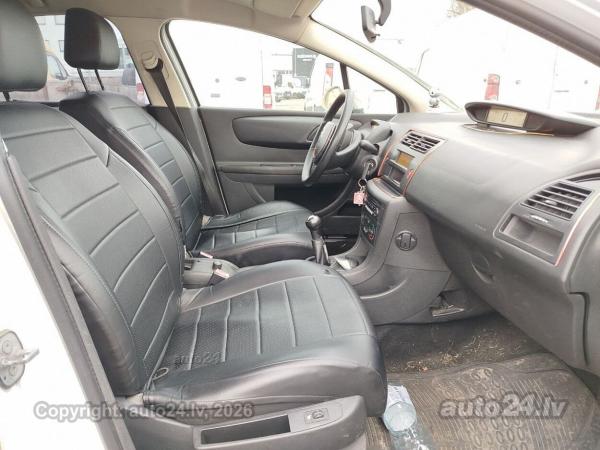 White Citroen C4 2007 in Tallinn, with an engine capacity of 1.40 L and mileage of 186 thousand km for 599 €, photo 6 on AUTOMOTO.COM.LV