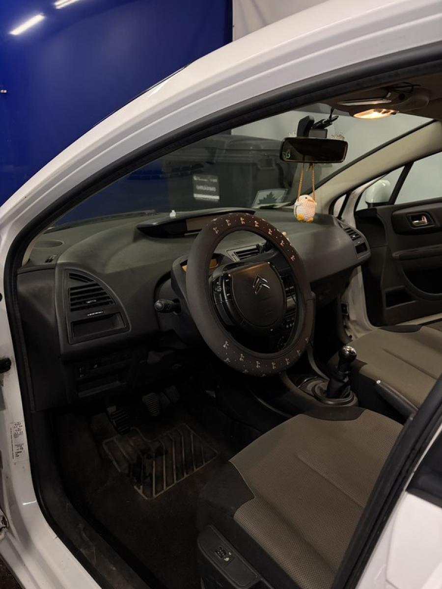 Balts Citroen C4 2008 Tallina, ar dzinēja tilpumu 0.00 L un nobraukumu 217 tūkst. km par 1200 €, foto 47 vietnē AUTOMOTO.COM.LV