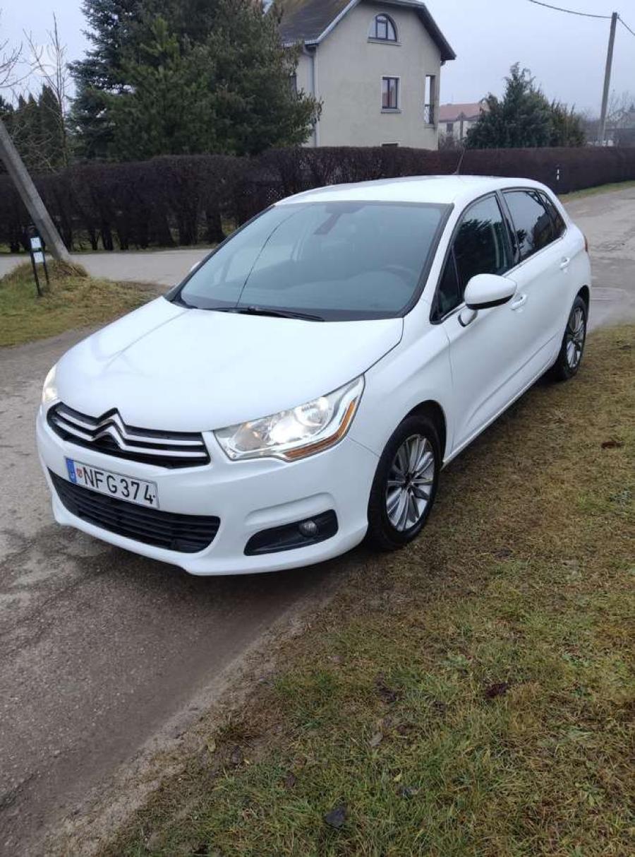 White Citroen C4 2011 in Vilnius, with an engine capacity of 1.56 L and mileage of 300 thousand km for 2650 €, photo 1 on AUTOMOTO.COM.LV