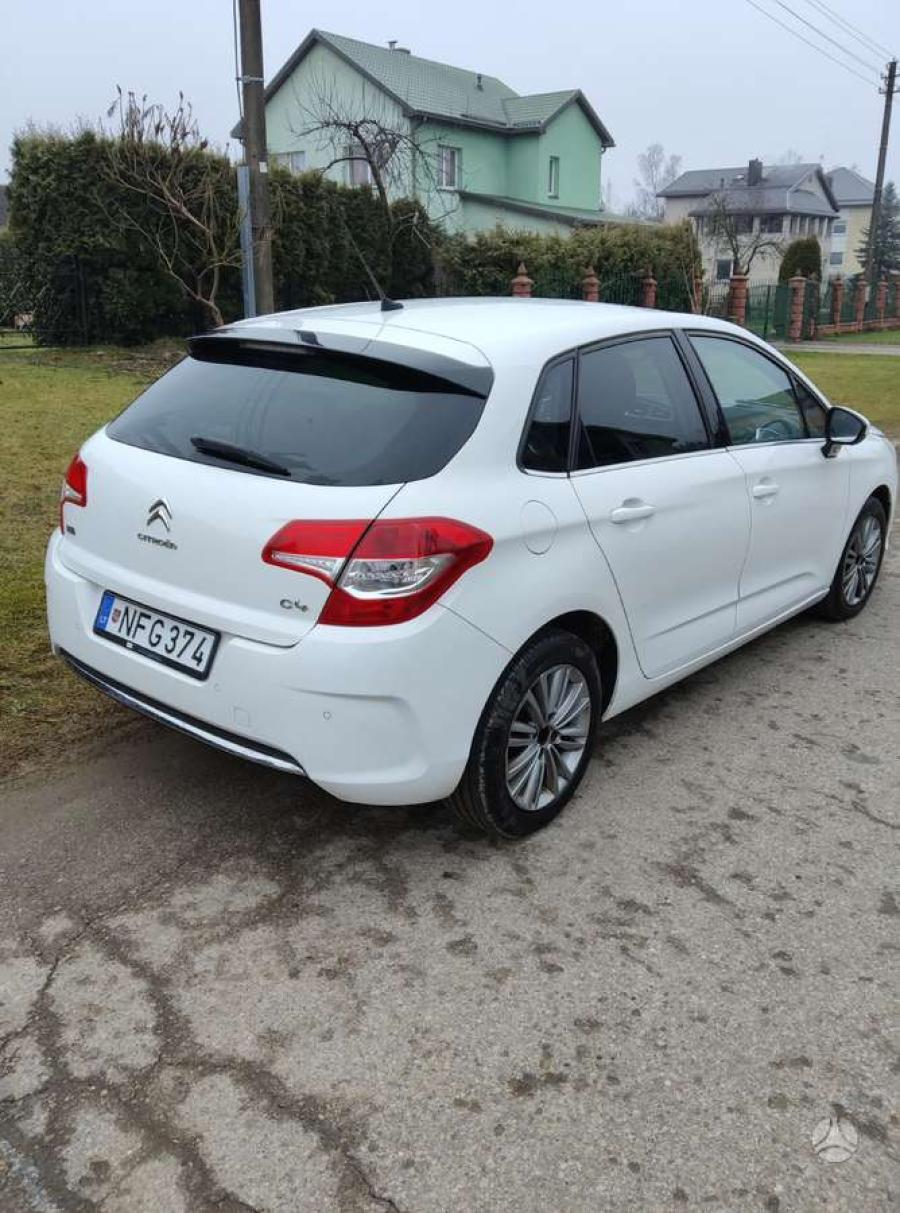 White Citroen C4 2011 in Vilnius, with an engine capacity of 1.56 L and mileage of 300 thousand km for 2650 €, photo 2 on AUTOMOTO.COM.LV