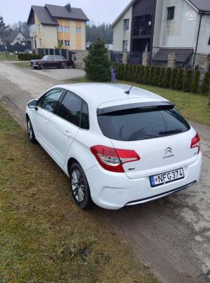 White Citroen C4 2011 in Vilnius, with an engine capacity of 1.56 L and mileage of 300 thousand km for 2650 €, photo 3 on AUTOMOTO.COM.LV