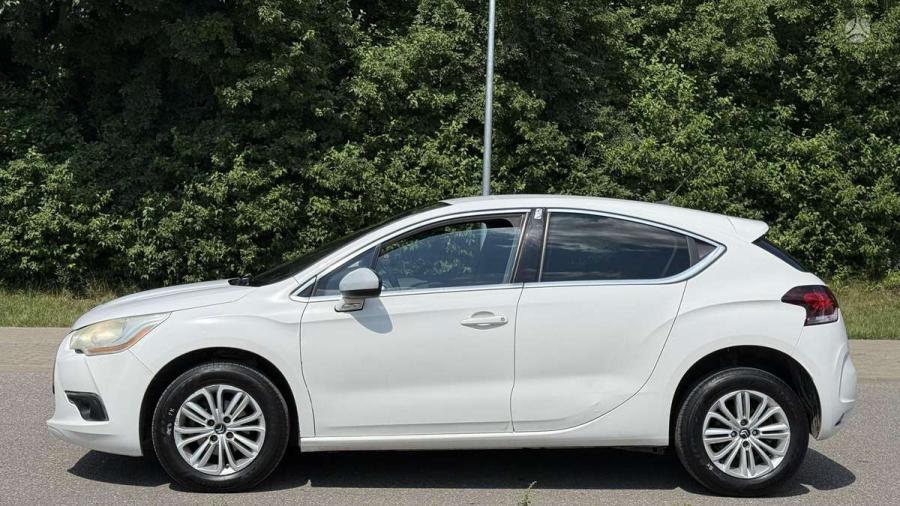 White Citroen C4 2011 in Vilnius, with an engine capacity of 1.56 L and mileage of 301 thousand km for 3499 €, photo 3 on AUTOMOTO.COM.LV