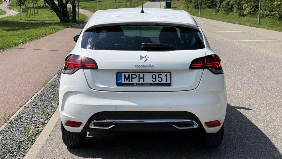 White Citroen C4 2011 in Vilnius, with an engine capacity of 1.56 L and mileage of 301 thousand km for 3499 €, photo 5 on AUTOMOTO.COM.LV