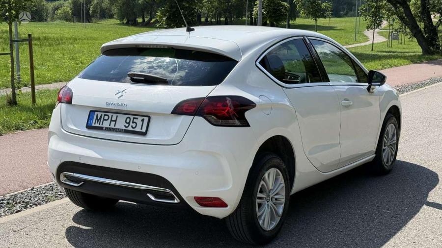 White Citroen C4 2011 in Vilnius, with an engine capacity of 1.56 L and mileage of 301 thousand km for 3499 €, photo 6 on AUTOMOTO.COM.LV
