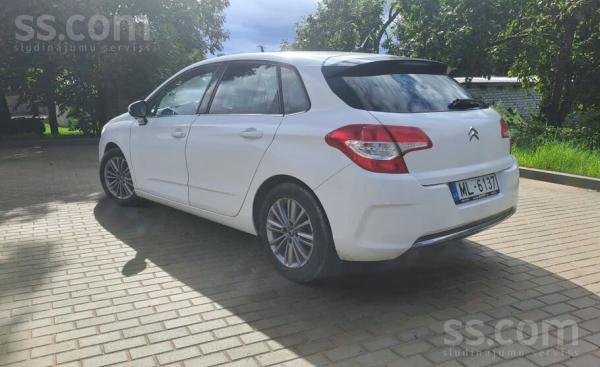 Citroen C4 2011 in Saldus on AUTOMOTO.COM.LV White Citroen C4 2011 in Saldus, with an engine capacity of 1.60 L and mileage of 191 thousand km for 3150 €, photo 3 on AUTOMOTO.COM.LV
