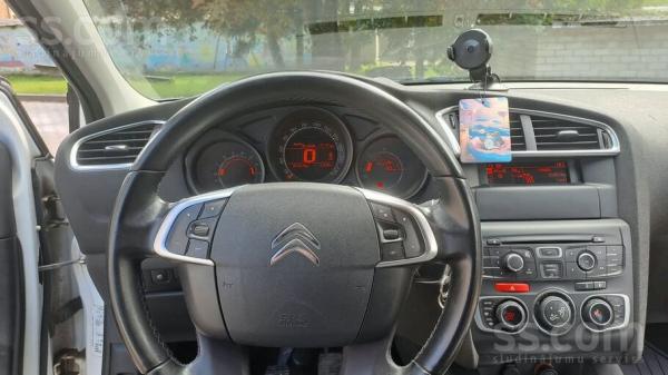 Citroen C4 2011 in Saldus on AUTOMOTO.COM.LV White Citroen C4 2011 in Saldus, with an engine capacity of 1.60 L and mileage of 191 thousand km for 3150 €, photo 5 on AUTOMOTO.COM.LV