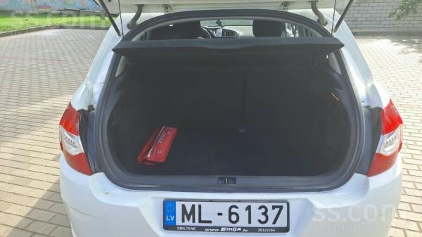 Citroen C4 2011 in Saldus on AUTOMOTO.COM.LV White Citroen C4 2011 in Saldus, with an engine capacity of 1.60 L and mileage of 191 thousand km for 3150 €, photo 8 on AUTOMOTO.COM.LV