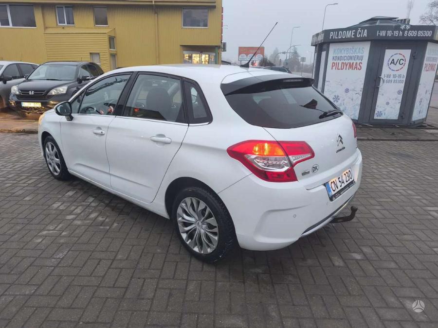 White Citroen C4 2013 in Taurage, with an engine capacity of 1.56 L and mileage of 250 thousand km for 3200 €, photo 4 on AUTOMOTO.COM.LV