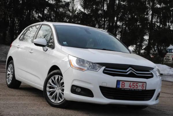 White Citroen C4 2013 in Riga, with an engine capacity of 1.60 L and mileage of 110 thousand km for 5590 €, photo 4 on AUTOMOTO.COM.LV