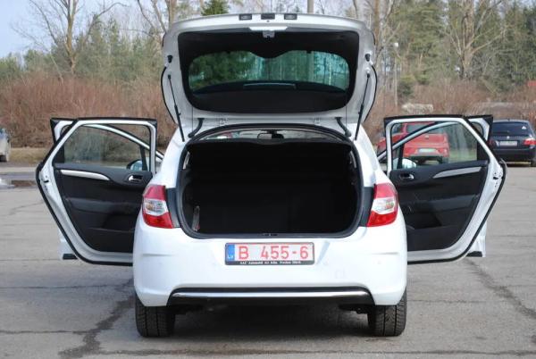 White Citroen C4 2013 in Riga, with an engine capacity of 1.60 L and mileage of 110 thousand km for 5590 €, photo 7 on AUTOMOTO.COM.LV