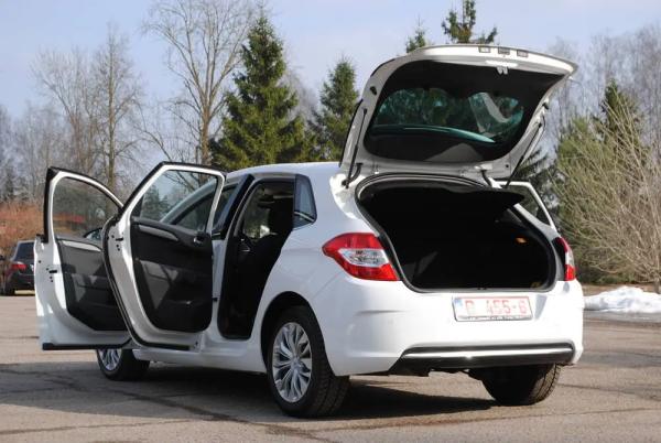 White Citroen C4 2013 in Riga, with an engine capacity of 1.60 L and mileage of 110 thousand km for 5590 €, photo 8 on AUTOMOTO.COM.LV
