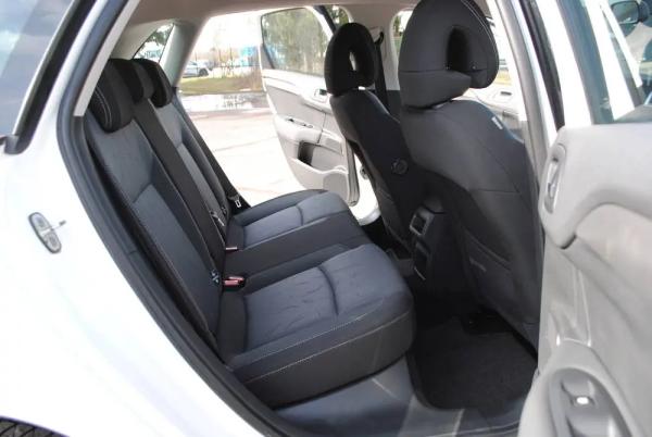 White Citroen C4 2013 in Riga, with an engine capacity of 1.60 L and mileage of 110 thousand km for 5590 €, photo 10 on AUTOMOTO.COM.LV
