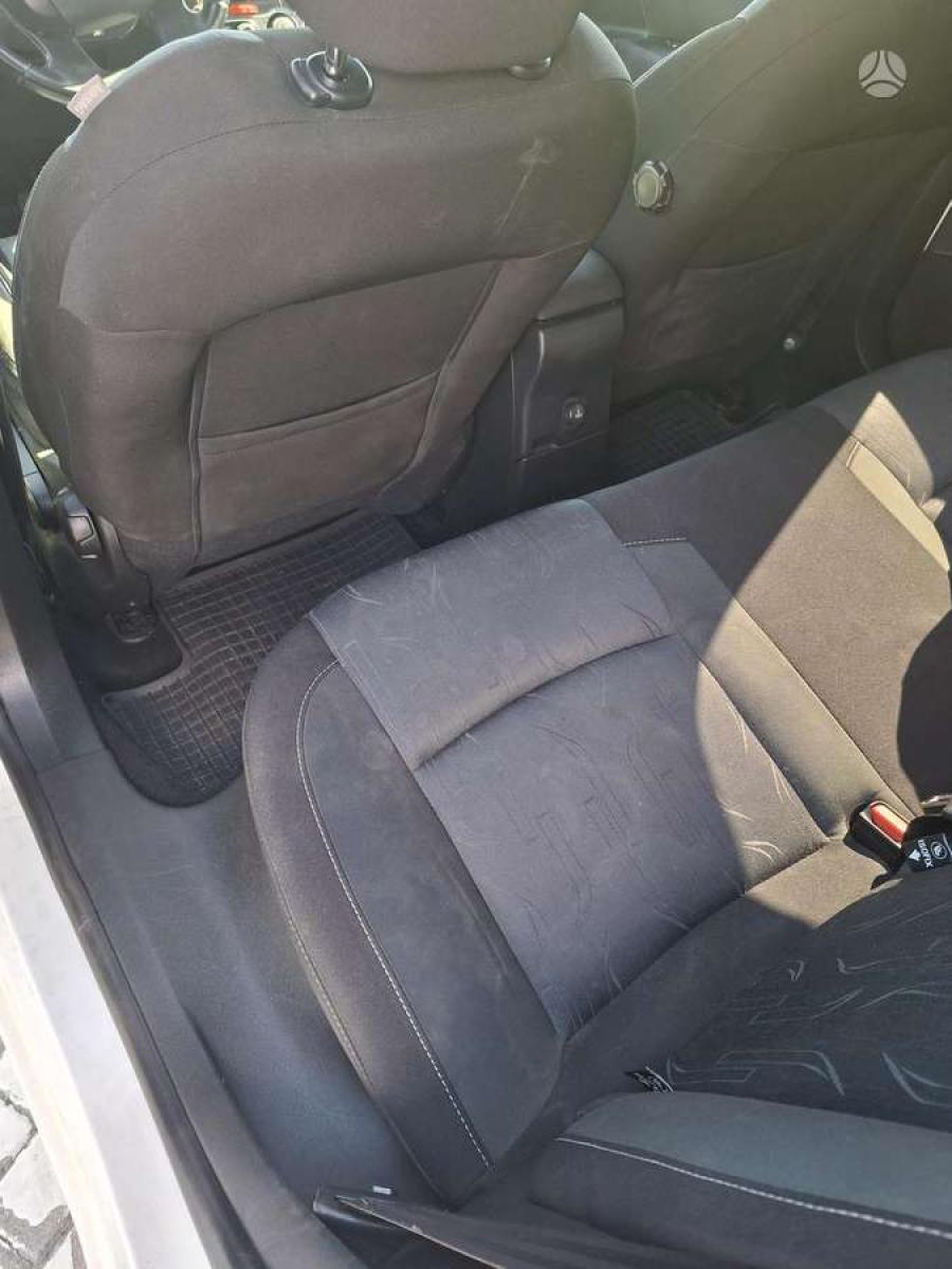 White Citroen C4 2013 in Rokiskis, with an engine capacity of 1.56 L and mileage of 283 thousand km for 4100 €, photo 7 on AUTOMOTO.COM.LV