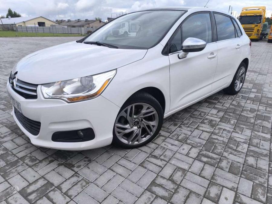 White Citroen C4 2014 in Taurage, with an engine capacity of 1.20 L and mileage of 122 thousand km for 3700 €, photo 1 on AUTOMOTO.COM.LV