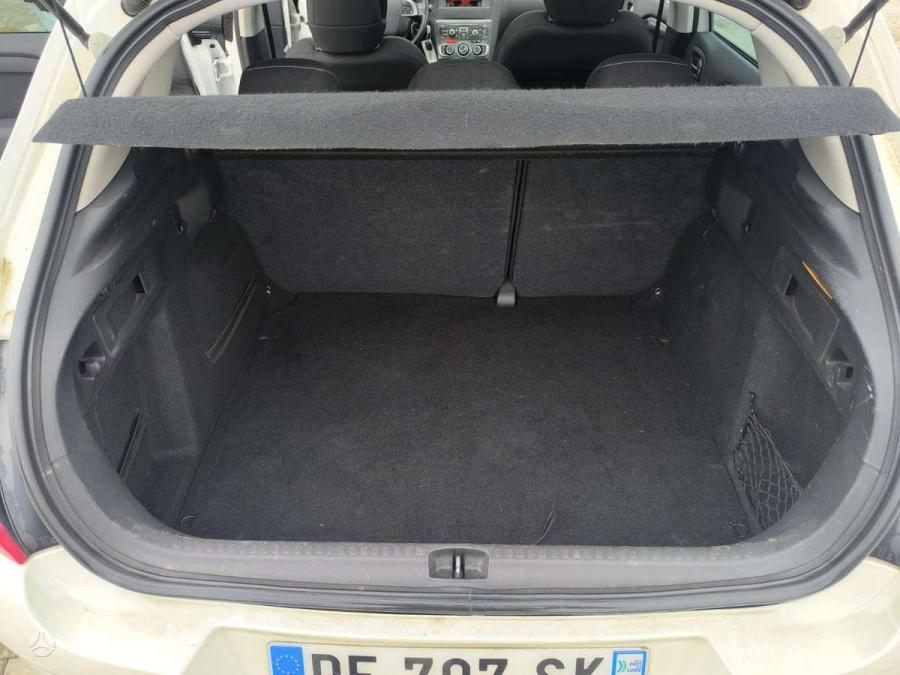 White Citroen C4 2014 in Taurage, with an engine capacity of 1.20 L and mileage of 122 thousand km for 3700 €, photo 7 on AUTOMOTO.COM.LV