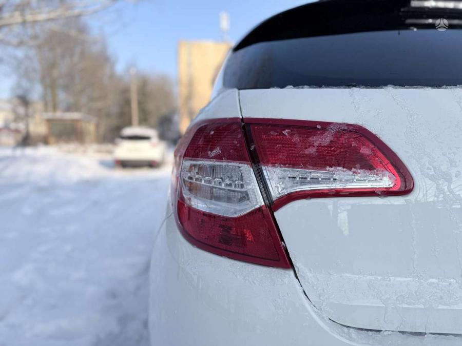 White Citroen C4 2015 in Siauliai, with an engine capacity of 1.20 L and mileage of 106 thousand km for 3900 €, photo 23 on AUTOMOTO.COM.LV