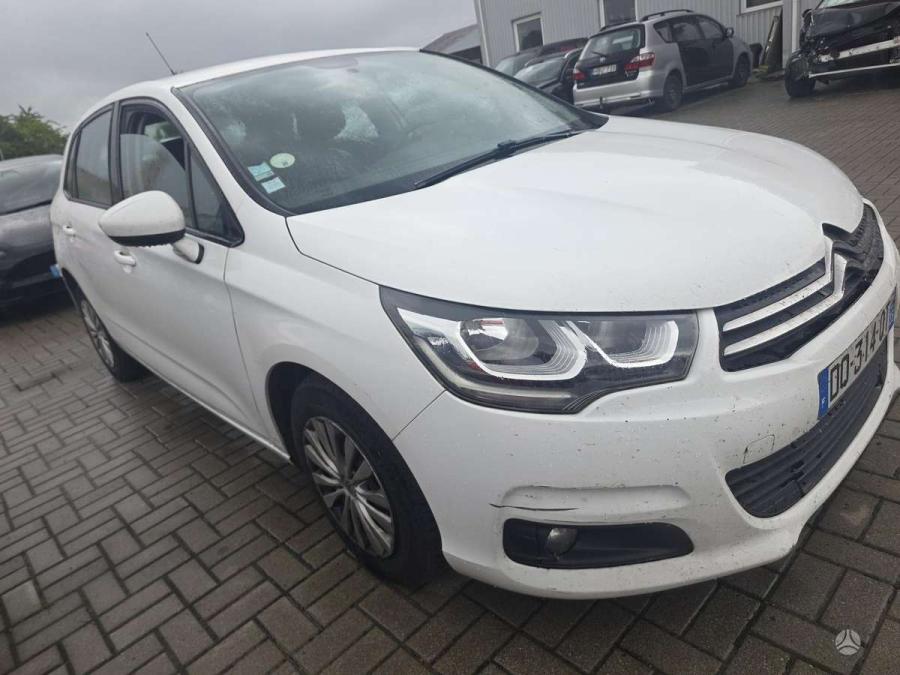 Balts Citroen C4 2015 Tauragė, ar dzinēja tilpumu 1.56 L un nobraukumu 320 tūkst. km par 2700 €, foto 3 vietnē AUTOMOTO.COM.LV