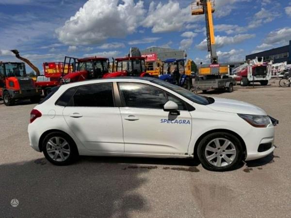 White Citroen C4 2015 in Panevezys, with an engine capacity of 1.56 L and mileage of 369 thousand km for 2800 €, photo 6 on AUTOMOTO.COM.LV