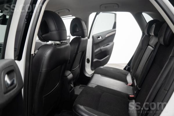 White Citroen C4 2016 in Tallinn, with an engine capacity of 1.20 L and mileage of 168 thousand km for 5499 €, photo 10 on AUTOMOTO.COM.LV