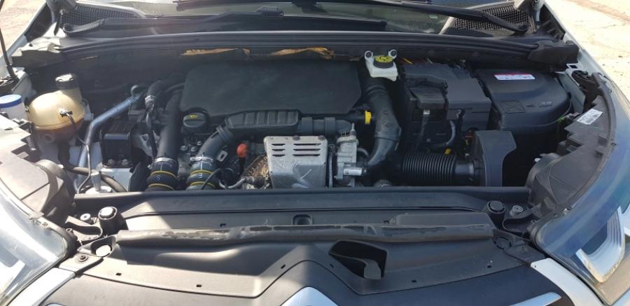 White Citroen C4 2017 in Riga, with an engine capacity of 1.20 L and mileage of 95 thousand km for 7500 €, photo 6 on AUTOMOTO.COM.LV