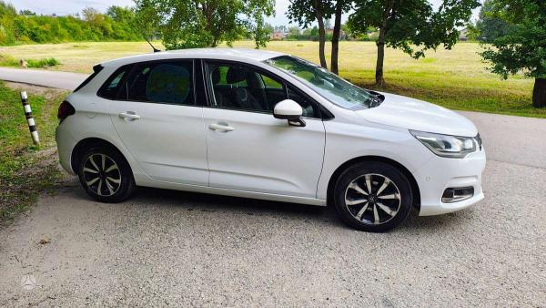 White Citroen C4 2017 in Kaunas, with an engine capacity of 1.56 L and mileage of 274 thousand km for 4000 €, photo 3 on AUTOMOTO.COM.LV