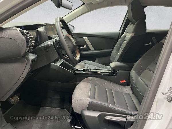 Balts Citroen C4 2024 Tallina, ar dzinēja tilpumu 1.20 L un nobraukumu 15 tūkst. km par 19900 €, foto 9 vietnē AUTOMOTO.COM.LV