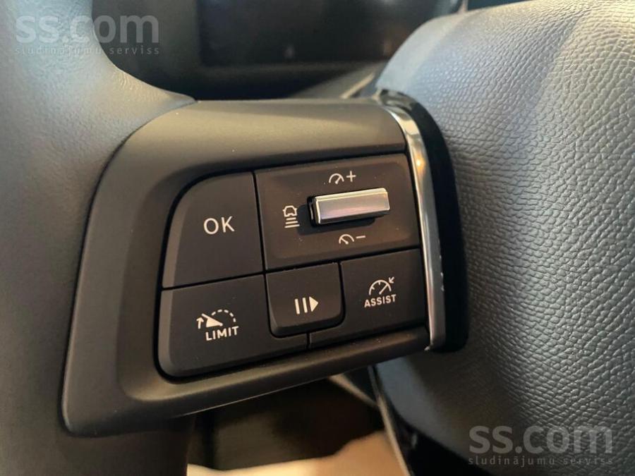 White Citroen C4 2026 in Riga, with an engine capacity of 1.20 L and mileage of 10 thousand km for 26940 €, photo 9 on AUTOMOTO.COM.LV