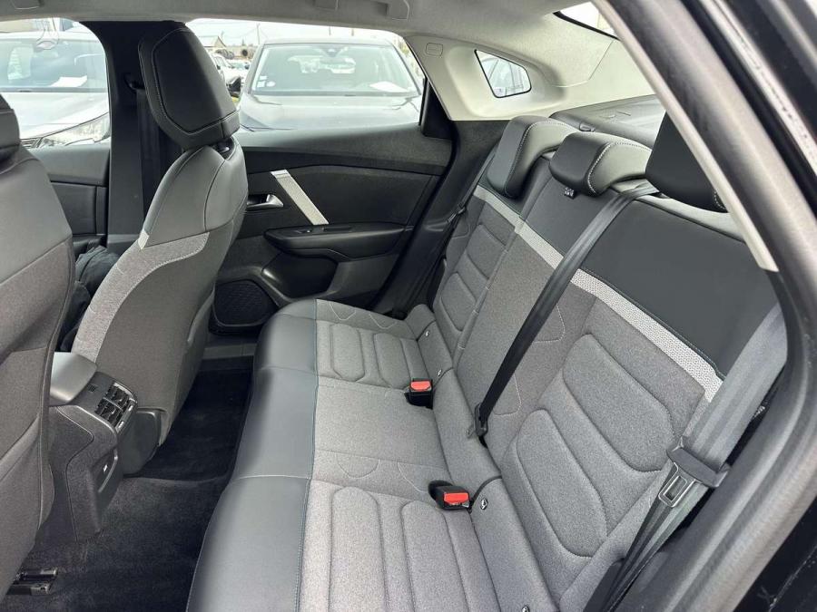 Black Citroen C4 X 2023 in Vilnius, with an engine capacity of 1.20 L and mileage of 98 thousand km for 12099 €, photo 12 on AUTOMOTO.COM.LV