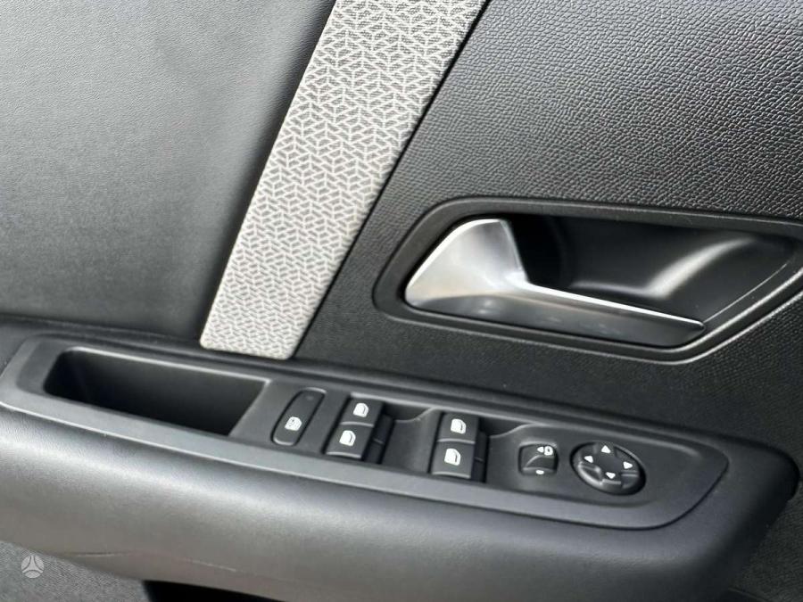 Black Citroen C4 X 2023 in Vilnius, with an engine capacity of 1.20 L and mileage of 98 thousand km for 12099 €, photo 13 on AUTOMOTO.COM.LV