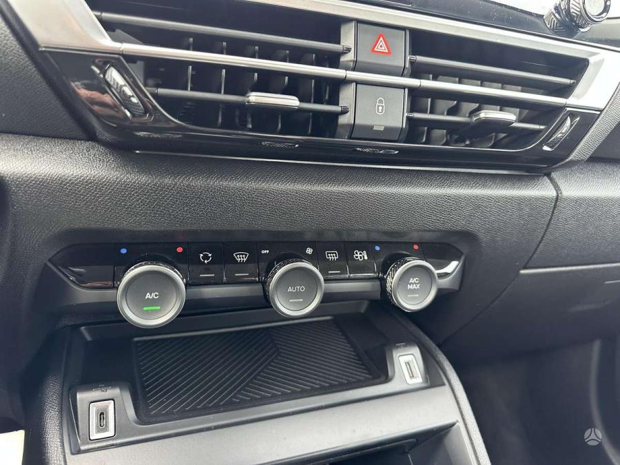 Black Citroen C4 X 2023 in Vilnius, with an engine capacity of 1.20 L and mileage of 98 thousand km for 12099 €, photo 16 on AUTOMOTO.COM.LV