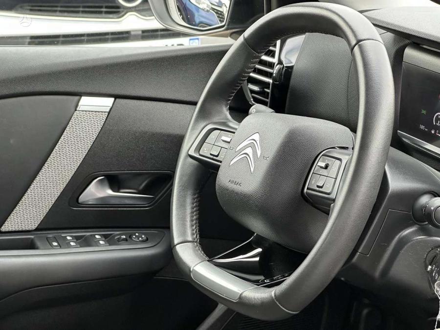 Black Citroen C4 X 2023 in Vilnius, with an engine capacity of 1.20 L and mileage of 98 thousand km for 12099 €, photo 17 on AUTOMOTO.COM.LV