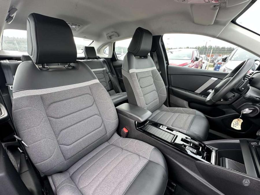 Black Citroen C4 X 2023 in Vilnius, with an engine capacity of 1.20 L and mileage of 98 thousand km for 12099 €, photo 19 on AUTOMOTO.COM.LV
