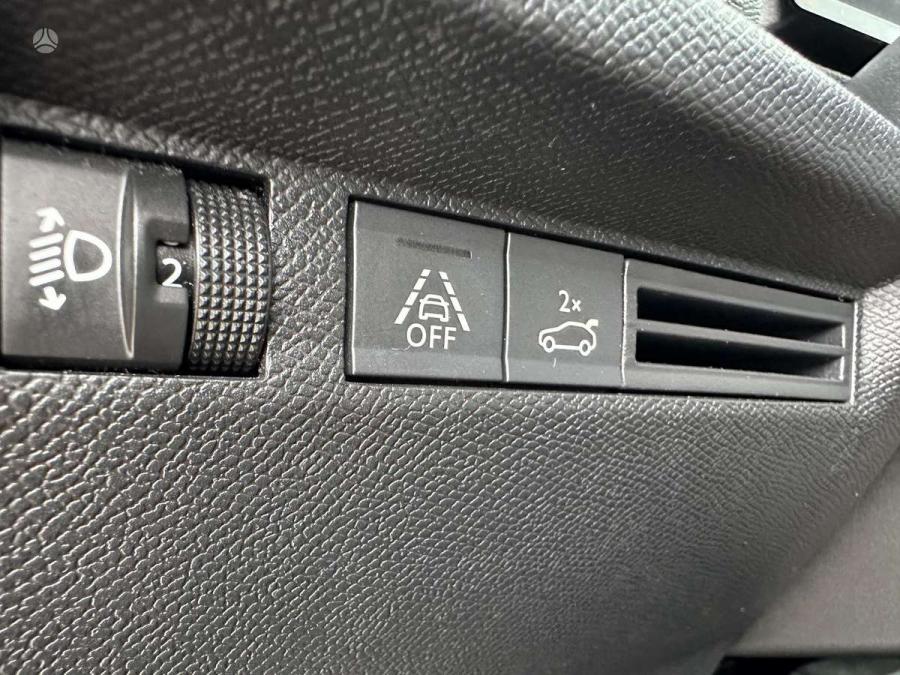 Black Citroen C4 X 2023 in Vilnius, with an engine capacity of 1.20 L and mileage of 98 thousand km for 12099 €, photo 20 on AUTOMOTO.COM.LV