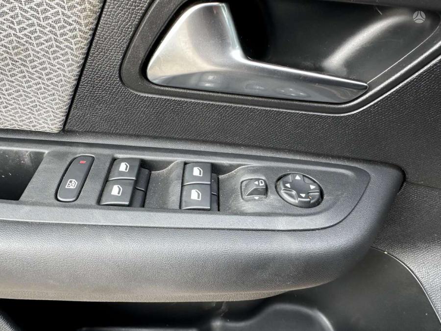 Black Citroen C4 X 2023 in Vilnius, with an engine capacity of 1.20 L and mileage of 67 thousand km for 12099 €, photo 13 on AUTOMOTO.COM.LV