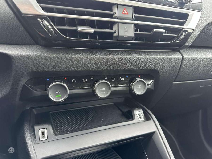 Black Citroen C4 X 2023 in Vilnius, with an engine capacity of 1.20 L and mileage of 67 thousand km for 12099 €, photo 17 on AUTOMOTO.COM.LV