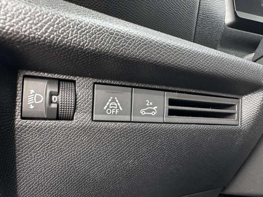 Black Citroen C4 X 2023 in Vilnius, with an engine capacity of 1.20 L and mileage of 67 thousand km for 12099 €, photo 18 on AUTOMOTO.COM.LV