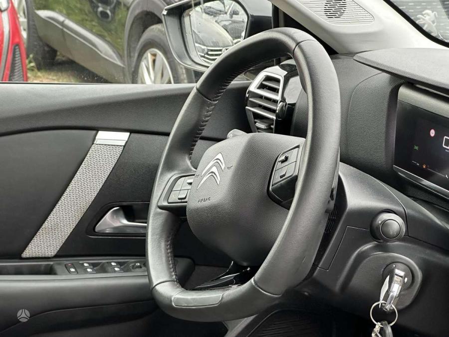 Black Citroen C4 X 2023 in Vilnius, with an engine capacity of 1.20 L and mileage of 67 thousand km for 12099 €, photo 20 on AUTOMOTO.COM.LV