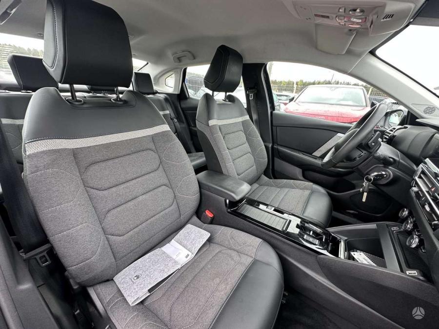 Black Citroen C4 X 2023 in Vilnius, with an engine capacity of 1.20 L and mileage of 67 thousand km for 12099 €, photo 22 on AUTOMOTO.COM.LV