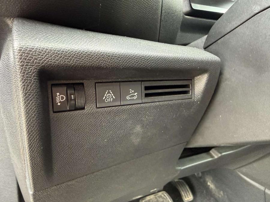 Black Citroen C4 X 2023 in Kaunas, with an engine capacity of 1.20 L and mileage of 73 thousand km for 12700 €, photo 10 on AUTOMOTO.COM.LV