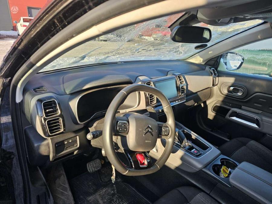 Black Citroen C5 Aircross 2019 in Kaunas, with an engine capacity of 1.50 L and mileage of 262 thousand km for 7700 €, photo 8 on AUTOMOTO.COM.LV