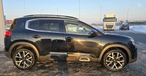 Black Citroen C5 Aircross 2019 in Kaunas, with an engine capacity of 1.20 L and mileage of 121 thousand km for 11750 €, photo 8 on AUTOMOTO.COM.LV