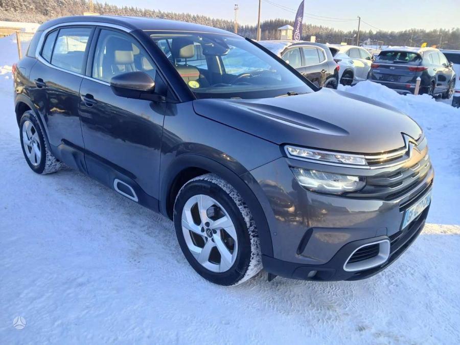 Melns Citroen C5 Aircross 2022 Viļņa, ar dzinēja tilpumu 1.50 L un nobraukumu 189 tūkst. km par 13673 €, foto 2 vietnē AUTOMOTO.COM.LV
