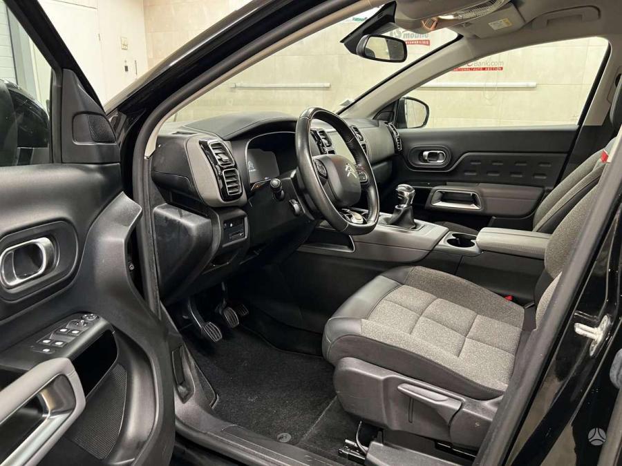 Black Citroen C5 Aircross 2022 in Marijampole, with an engine capacity of 1.20 L and mileage of 148 thousand km for 12342 €, photo 8 on AUTOMOTO.COM.LV