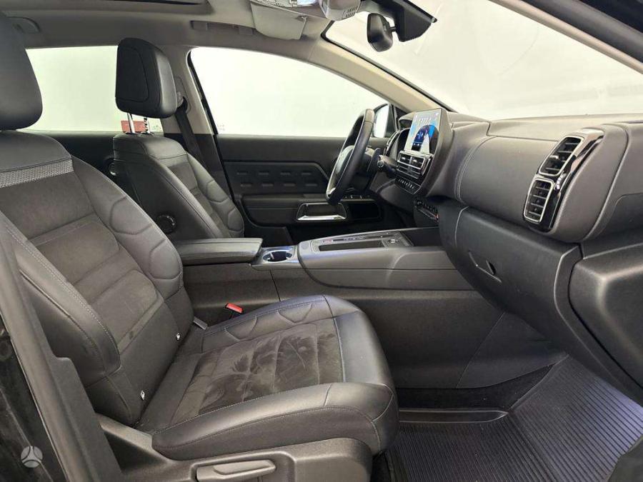 Black Citroen C5 Aircross 2022 in Vilnius, with an engine capacity of 1.20 L and mileage of 105 thousand km for 17730 €, photo 8 on AUTOMOTO.COM.LV