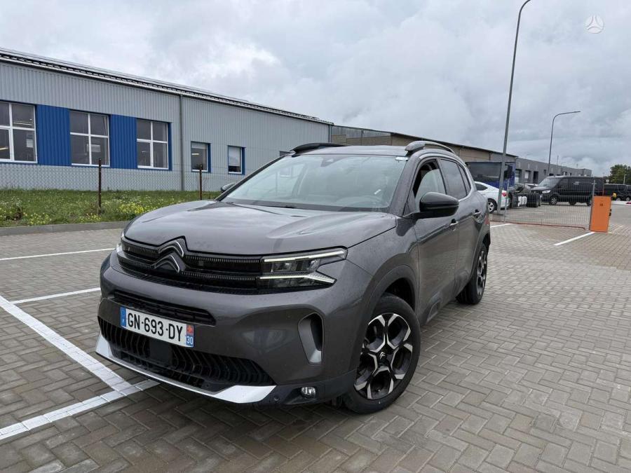 Pelēks Citroen C5 Aircross 2023 Tauragė, ar dzinēja tilpumu 1.20 L un nobraukumu 146 tūkst. km par 15004 €, foto 1 vietnē AUTOMOTO.COM.LV
