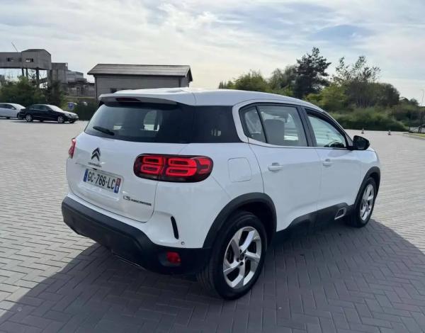 White Citroen C5 Aircross 2021 in Telschi, with an engine capacity of 1.50 L and mileage of 253 thousand km for 10990 €, photo 9 on AUTOMOTO.COM.LV
