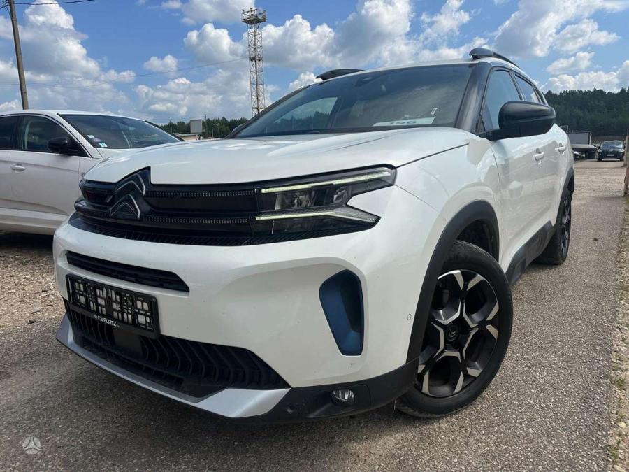 White Citroen C5 Aircross 2022 in Vilnius, with an engine capacity of 1.20 L and mileage of 62 thousand km for 17390 €, photo 1 on AUTOMOTO.COM.LV